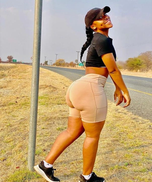 140+ photos de femmes africaines aux courbes généreuses